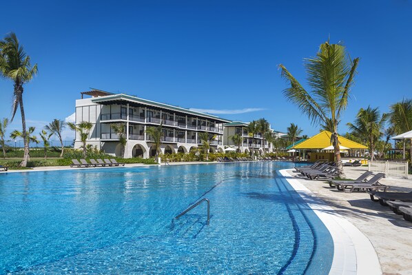 2 piscinas exteriores, guarda-sóis, espreguiçadeiras 