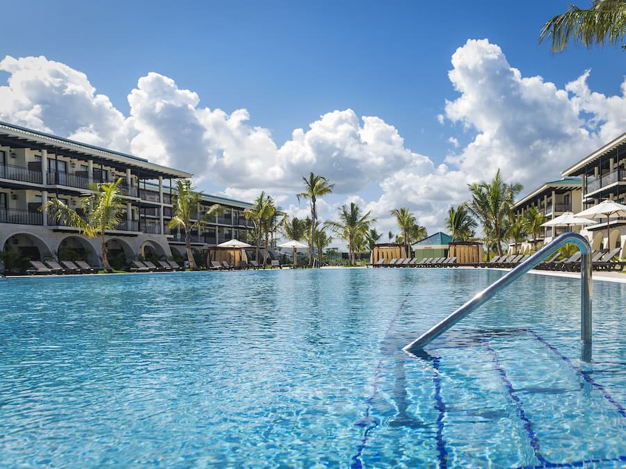 2 piscinas exteriores, guarda-sóis, espreguiçadeiras