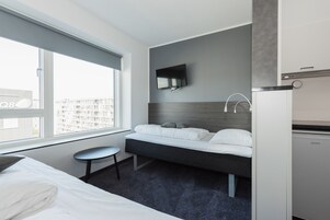 Estúdio, 2 camas de solteiro, cozinha americana | Cofres nos quartos, escrivaninha, ferros/tábuas de passar roupa