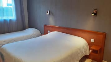 Quarto Triplo Comfort | Cortinas/cortinados opacos, ferro/tábua de engomar, camas desdobráveis