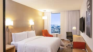 Quarto Superior, 1 cama king-size | Cofre no quarto, secretária, ferro/tábua de engomar