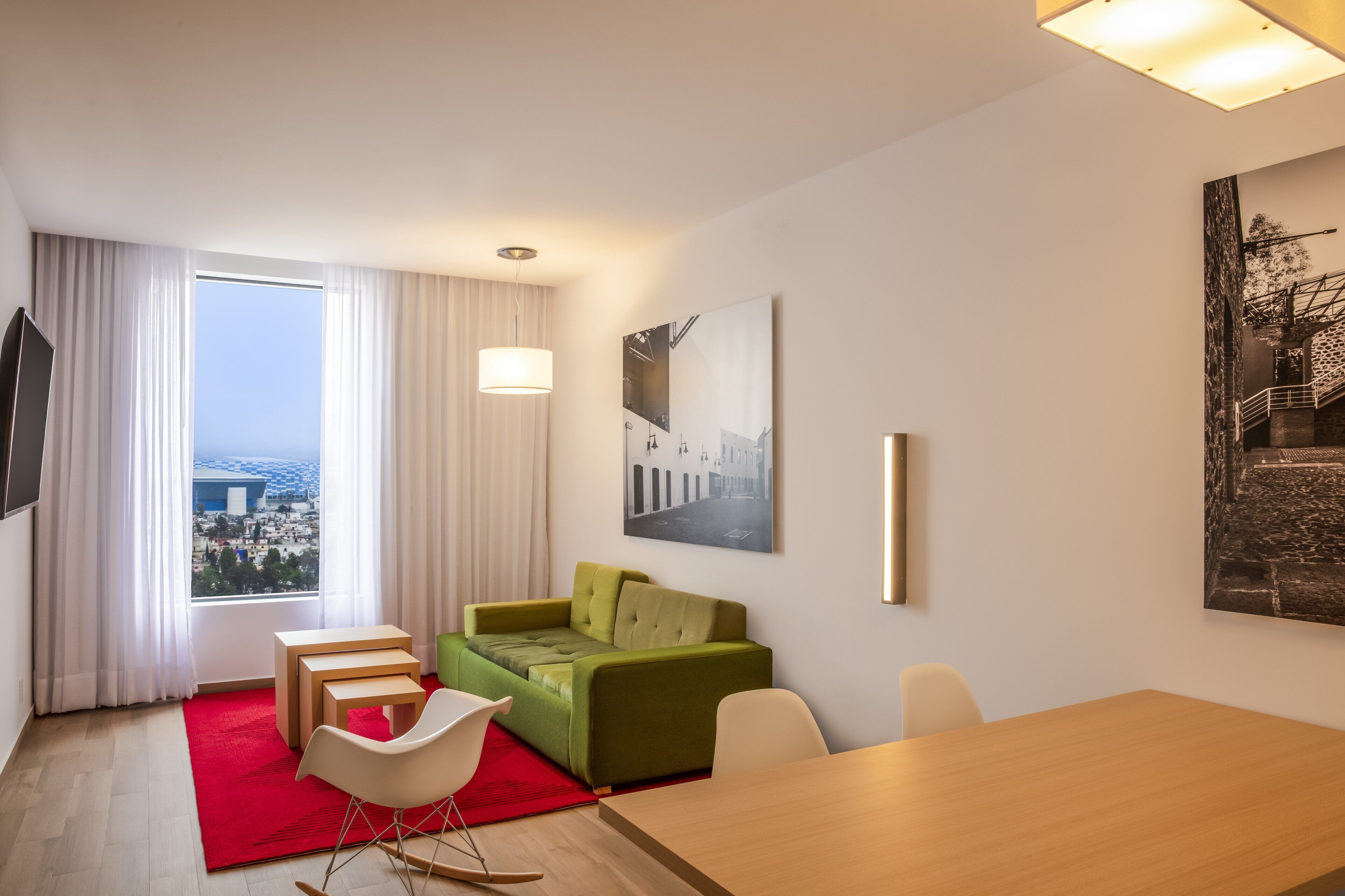 Cofre no quarto, secretária, ferro/tábua de engomar 