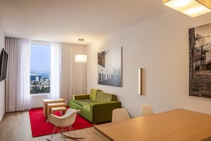 Cofre no quarto, secretária, ferro/tábua de engomar