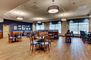 Café da manhã com buffet grátis todos os dias