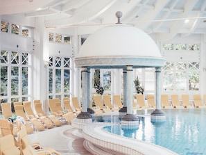 Piscina interna, piscina externa, espreguiçadeiras