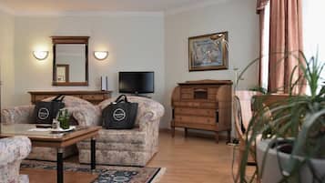 Suite Júnior | Sala de estar | Televisor