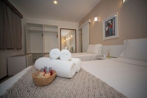 Quarto quádruplo, várias camas, para não fumantes | Frigobar, cortinas blackout, ferros/tábuas de passar roupa