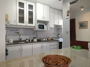 Apartamento | Cozinha privada | Um frigorífico/congelador grande, um micro-ondas, um forno 