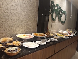 Café da manhã com buffet grátis todos os dias