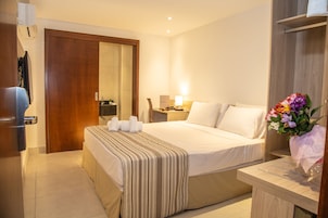 Quarto casal luxo, 1 cama de casal | Frigobar, cofres nos quartos, escrivaninha, cortinas blackout