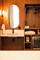 Quarto Acessível para Hóspedes com Mobilidade Reduzida | Frigobar, espaço de trabalho para notebook, cortinas blackout