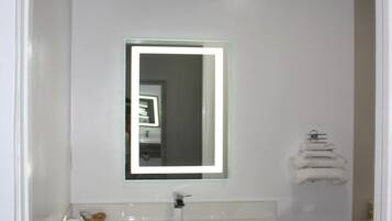 Uma combinação polibã/banheira, toalhas fornecidas