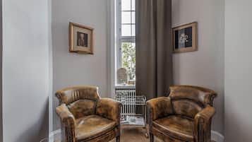 Quarto Nobre | Com decoração personalizada, secretária, cortinas/cortinados opacos