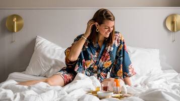 Com decoração personalizada, secretária, cortinas/cortinados opacos