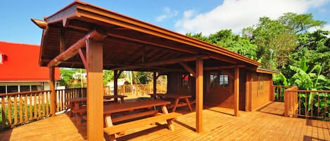 Casa, não fumadores, terraço (Private Vacation Home, Wide Deck) | Terraço/pátio interior