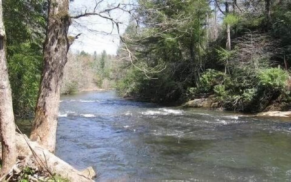 'Creek-n-awesome' Luxury Creek Cabin /Trout Fishing/hot Tub/pet Friendly - Blue Ridge, GA