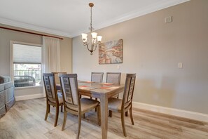 OVER-SIZED 2 BR PATIO UNIT STEPS TO POOL & COURTYARD!!! - Henderson | Vrbo