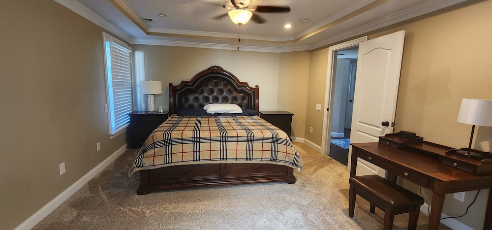 Lakefront Oasis Centrally Located. Elegant, Spacious And You're Going To Love It - Virginia Beach, VA