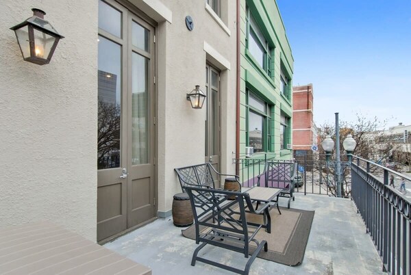 Downtown Nola Balcony Loft- Near The Quarter! 201 - New Orleans, LA