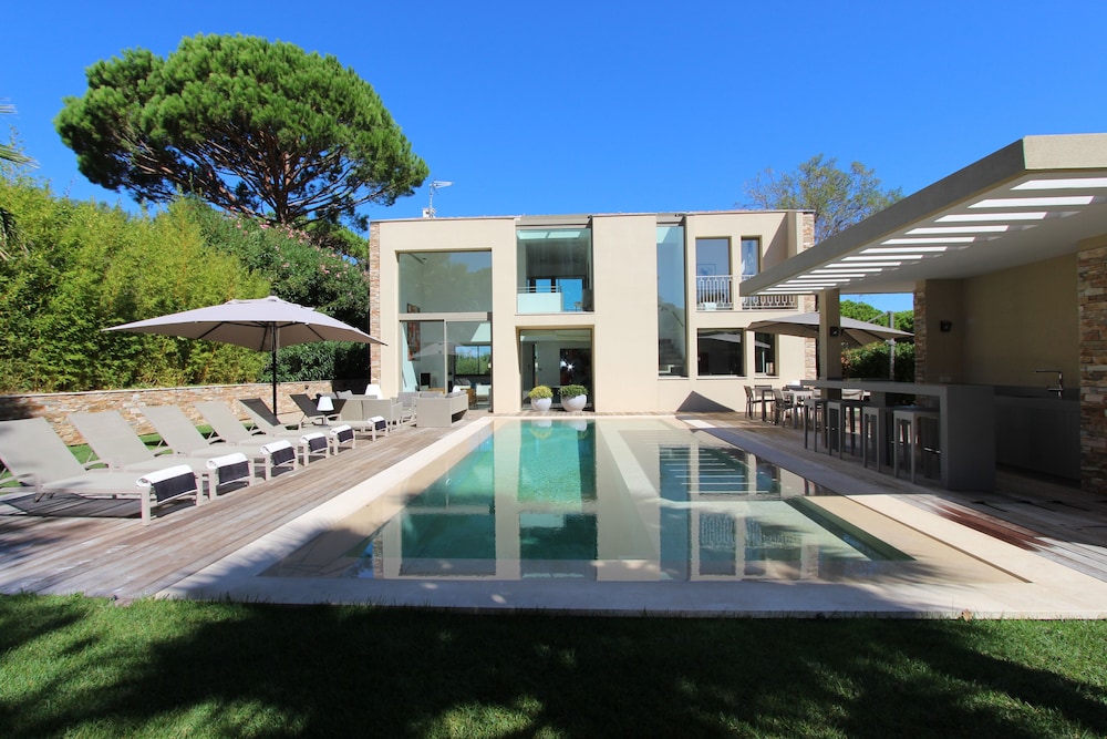 Luxury Contemporary Villa With A Unique And Quiet Location In The Village - Saint-Tropez