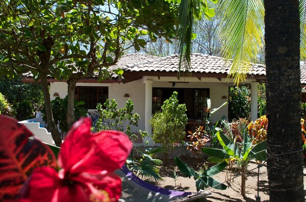 Beautiful Casa Mambo; beach/pool/surf/wi-fi/cable-tv/ac - Playa Grande ...