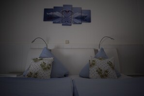 Com mobília individualizada, secretária, cortinas/cortinados opacos