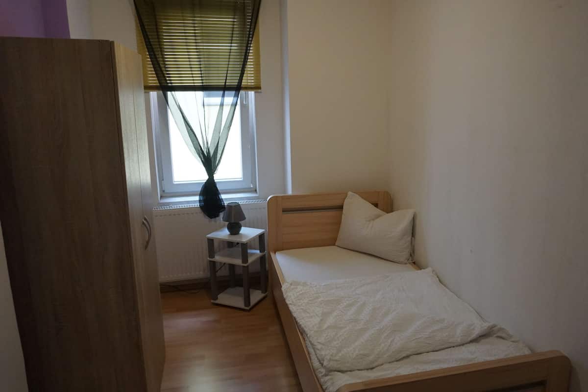 Quarto Individual Básico, casa de banho partilhada (Gemeinsame Kueche) | Secretária, secretária adequada para computadores portáteis