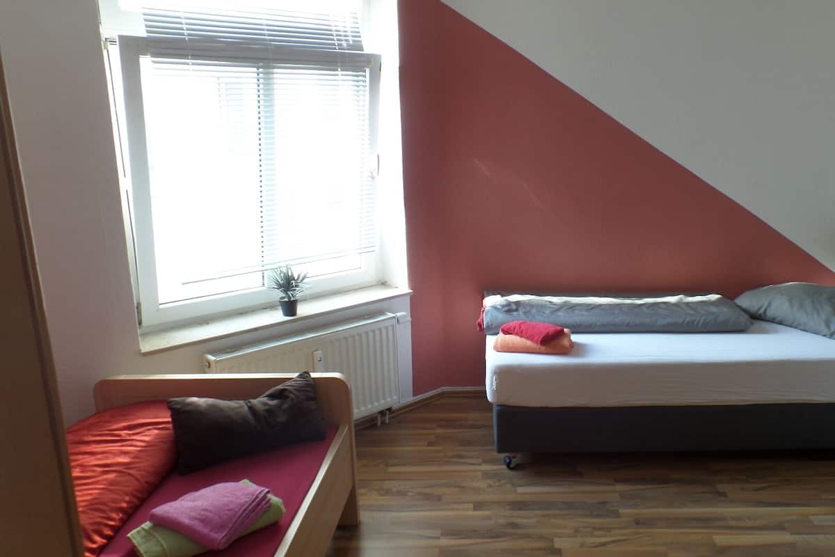 Quarto Duplo Básico, casa de banho partilhada (Gemeinsame Kueche) | Secretária, secretária adequada para computadores portáteis