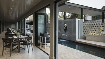 Pequenos-almoços, almoços, jantares servidos, cozinha local