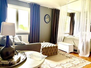 Quarto Superior, vista para a montanha | Com mobília individualizada, cortinas/cortinados opacos 