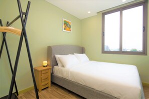 Cofres nos quartos, escrivaninha, cortinas blackout