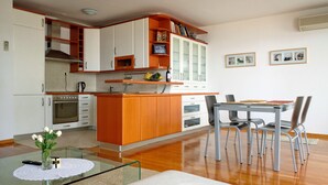 Apartamento, vista para o mar | Sala | TV de ecrã plano 