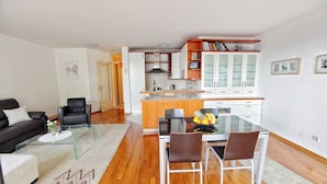 Apartamento, vista para o mar | Sala | TV de ecrã plano 