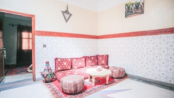 Cofre no quarto, cortinas/cortinados opacos, ferro/tábua de engomar