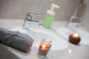 Chuveiro, chuveiro com efeito de chuva, produtos de toalete grátis 