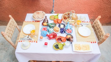 Quarto Triplo Standard | Cozinha privada | Um frigorífico, um micro-ondas, uma placa de cozinha