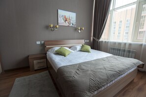 Quarto superior, vista para a cidade | Cofres nos quartos, escrivaninha, quartos à prova de som