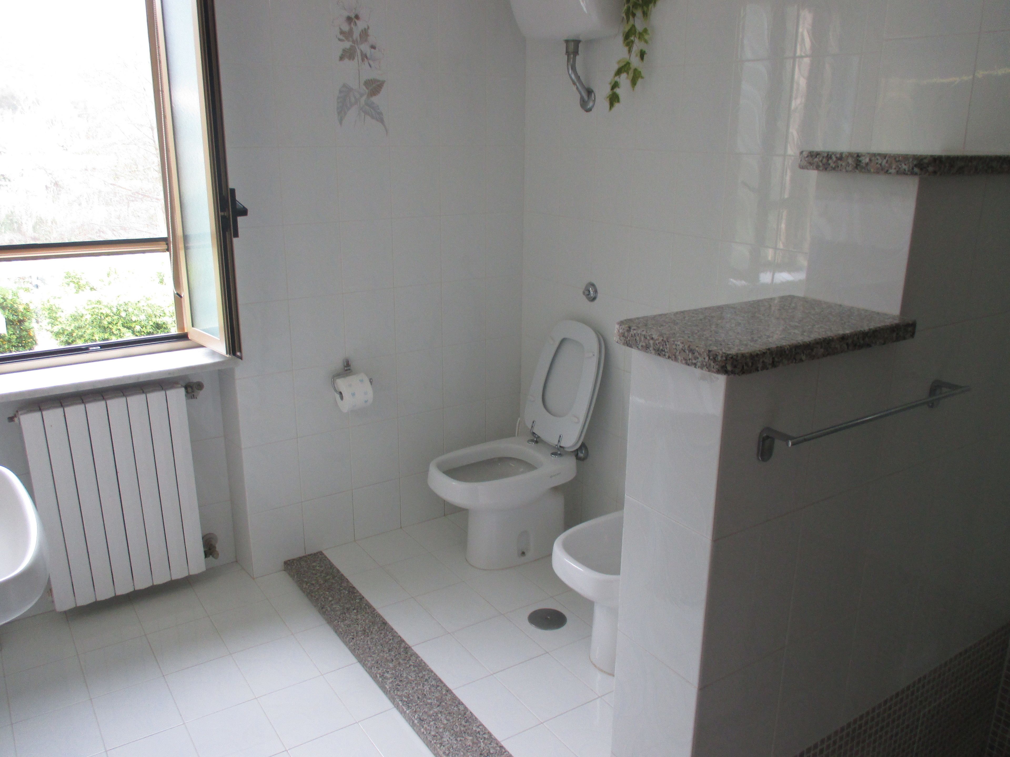 Apartamento, 1 cama queen-size e sofá-cama (Stupendo) | Casa de banho | Um polibã, um chuveiro fixo, um secador de cabelo, um bidé 