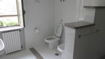 Apartamento, 1 cama queen-size e sofá-cama (Stupendo) | Casa de banho | Um polibã, um chuveiro fixo, um secador de cabelo, um bidé