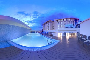 Piscina externa, funciona das 7h às 19h, guarda-sóis, espreguiçadeiras