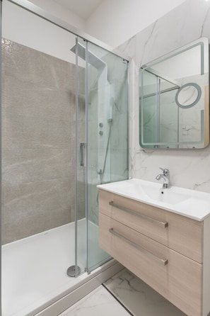 Quarto casal superior | Banheiro | Chuveiro, produtos de toalete grátis, secador de cabelo, chinelos