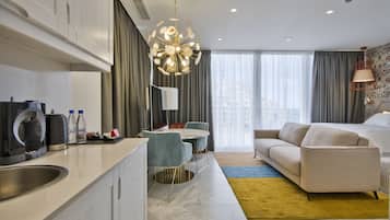 Suite Executiva, banheira de hidromassagem grande, Vista para a cidade | Sala de estar | Televisor LCD de 40 polegadas com canais digitais, televisor