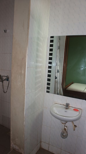 Quarto Duplo Básico | Casa de banho | Um polibã, um chuveiro fixo, toalhas fornecidas 