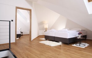 Luxury Apartment with Sauna (1) | Com decoração personalizada, com mobília individualizada, secretária 
