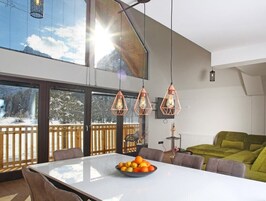 Luxury Apartment with Sauna (1) | Com decoração personalizada, com mobília individualizada, secretária 
