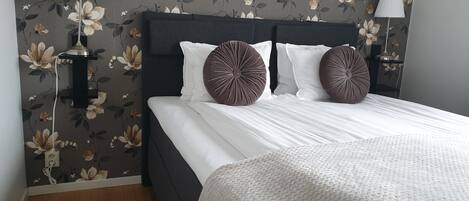 Quarto Duplo Básico | Cortinas/cortinados opacos, ferro/tábua de engomar, Wi-fi grátis