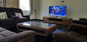 Villa de Luxo, 3 quartos, piscina privativa, vista para o jardim | Sala | TV de ecrã plano 