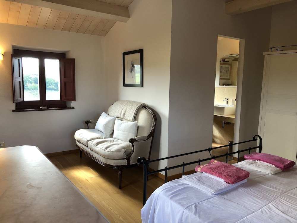Casale Restaurato Con 4/5 Camere Da Letto Con Piscina E Interni Contemporanei - Marche
