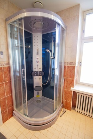 Apartamento luxo, 2 quartos, sauna seca, vista para a cidade | Chuveiro