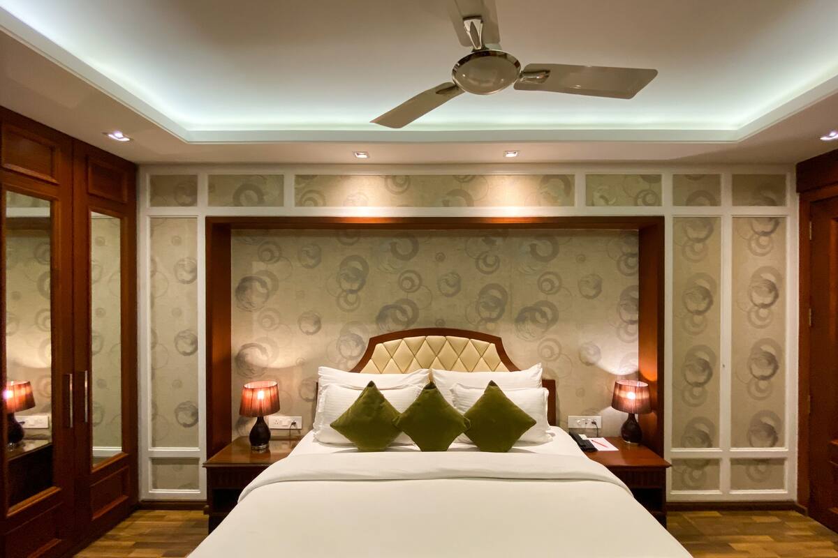 Suíte, 1 cama de casal, para não fumantes | Frigobar, escrivaninha, quartos à prova de som, Wi-Fi de cortesia